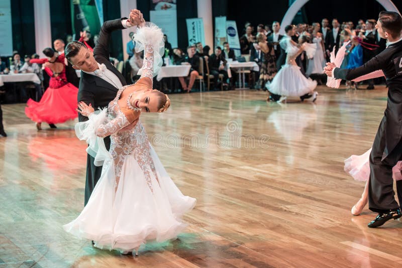 Competidores Que Bailan El Vals O El Tango Lento Foto de archivo ...