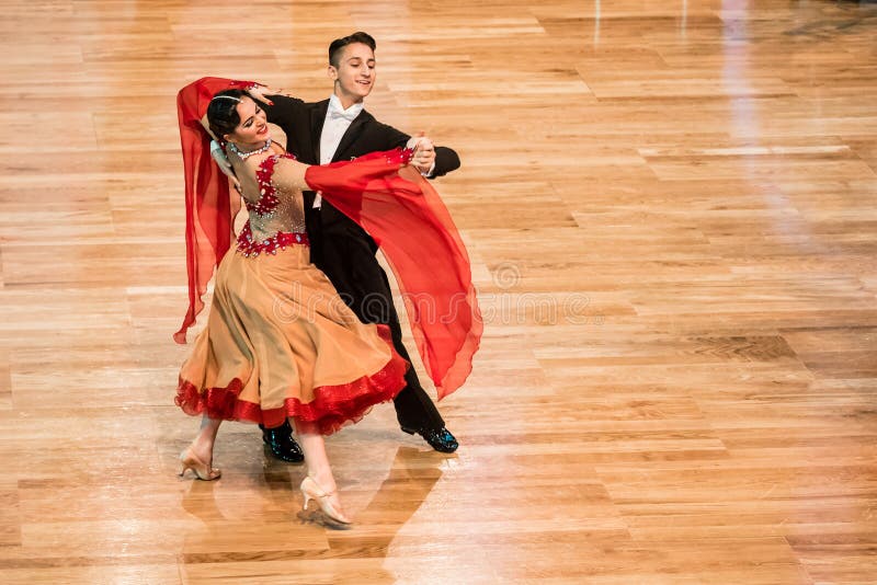Competidores Que Bailan El Vals O El Tango Lento Imagen de archivo ...