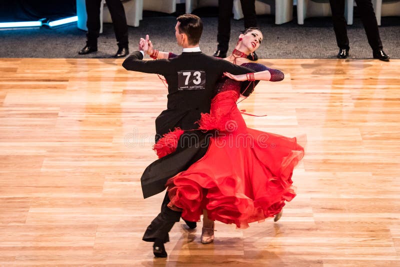 Competidores Que Bailan El Vals O El Tango Lento Foto editorial ...
