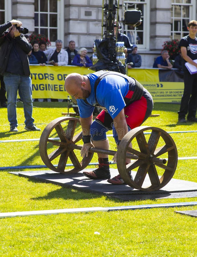 Competitors Strain in the Power Lifting Heat of the Ultimate Strongest ...