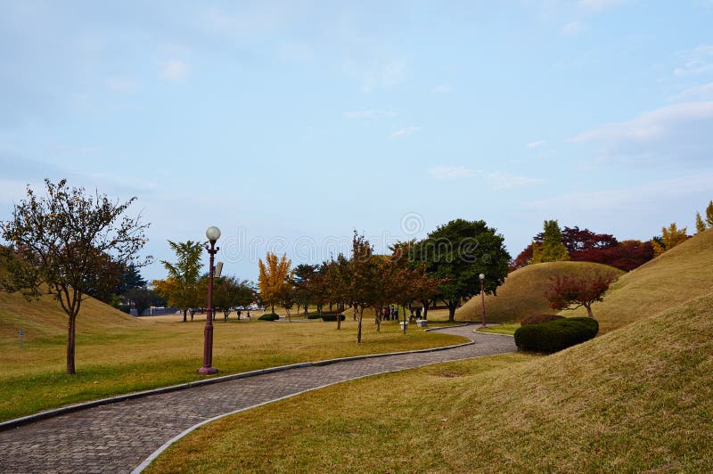 Complejo Tumular De Daereungwon Imagen de archivo - Imagen de mundo ...