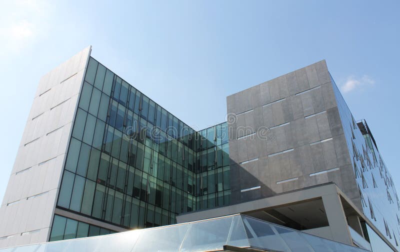 Complejo Moderno Del Edificio De Oficinas Foto de archivo - Imagen de oficina, extracto: 71088454