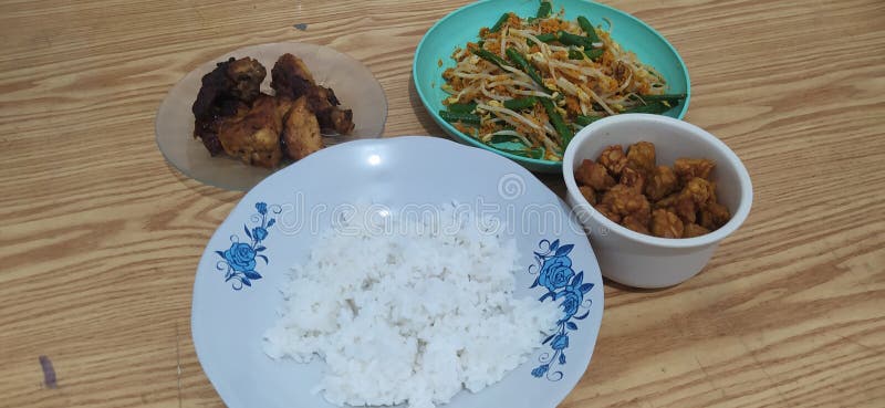 Complete Meal Package Includes Rice, Fried Chicken, Vegetables and ...