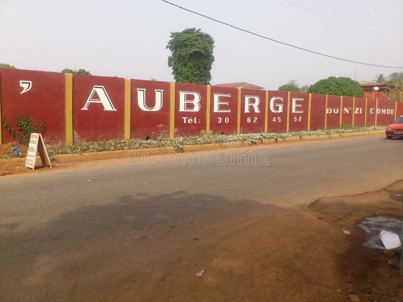 COMPLEXES D'HÔTEL DANS LA VILLE DE DIMBOKRO Image éditorial - Image du ...