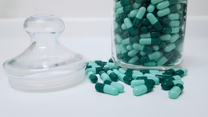 Cápsulas Que Combinam No Laboratório Da Farmácia Imagem de Stock ...