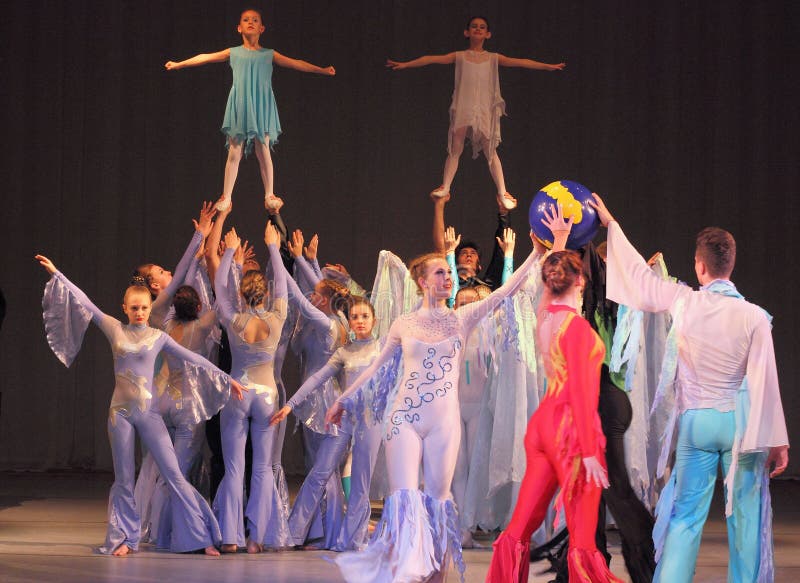 Danse acrobatique image stock. Image du élégance, isolement - 24237455