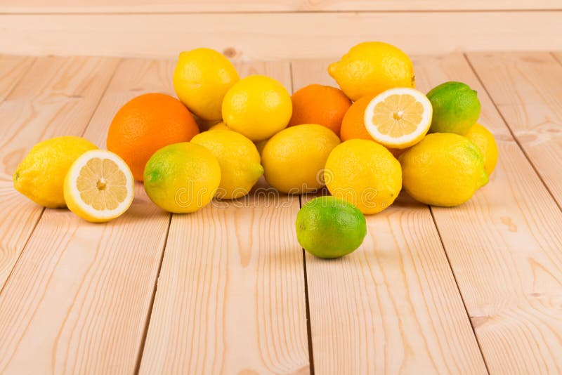 Composition Des Fruits Sur Le Bois Photo stock - Image du jaune, peau ...
