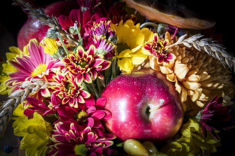 Composition Florale Avec Une Pomme Photo stock - Image du fond, jardin ...