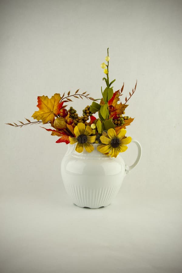 Composition Florale En Automne Image stock - Image du vase, orange ...