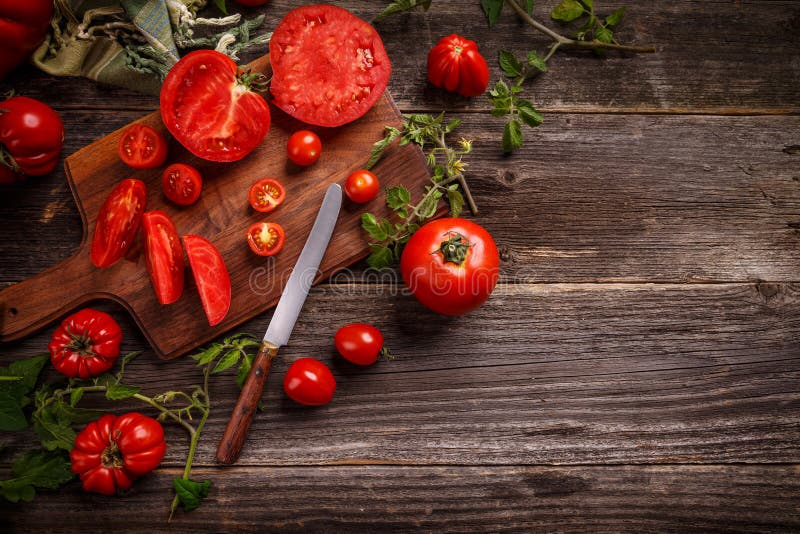 Composition Plate En Configuration Avec Les Tomates Juteuses Photo ...