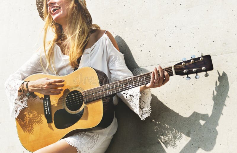Compositor Hermoso Del Cantante Con Su Guitarra Foto de archivo ...