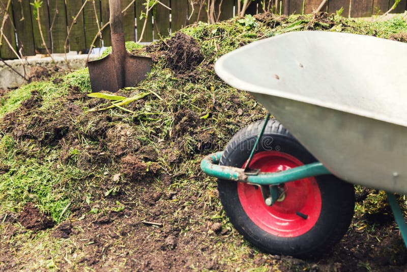 Compost - De Meststof Van De Tuininstallatie Stock Foto - Image of ...