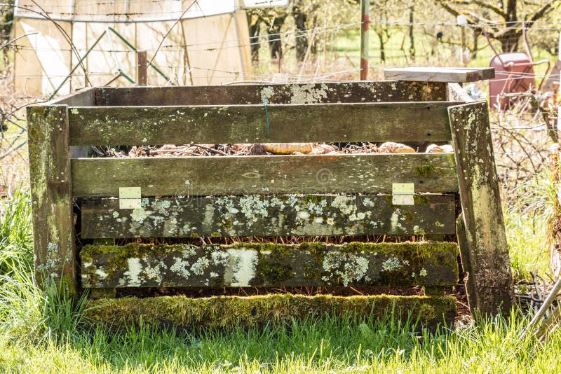 Composthoop Met Vruchtbare Grond in De Groene Tuin Stock Afbeelding ...