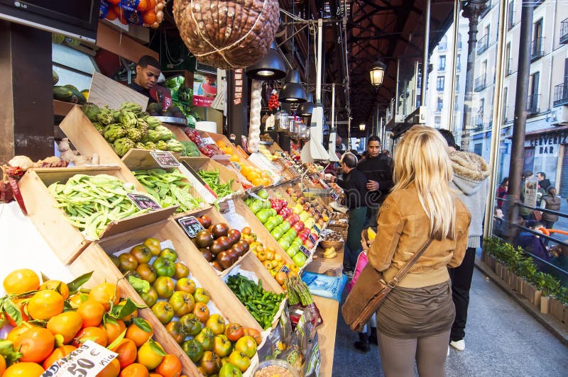 Compra en el mercado foto editorial. Imagen de miguel - 25253631