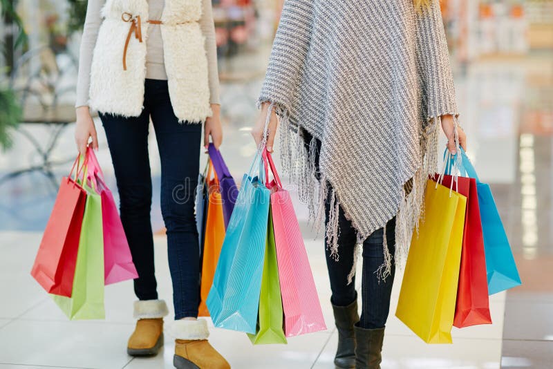 Compradores Con Las Bolsas De Papel Imagen de archivo - Imagen de gente ...