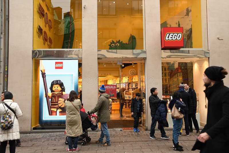 COMPRADORES DE LEGO EN TIENDA DE LEGO EN COPENHAGUE DINAMARCA ...