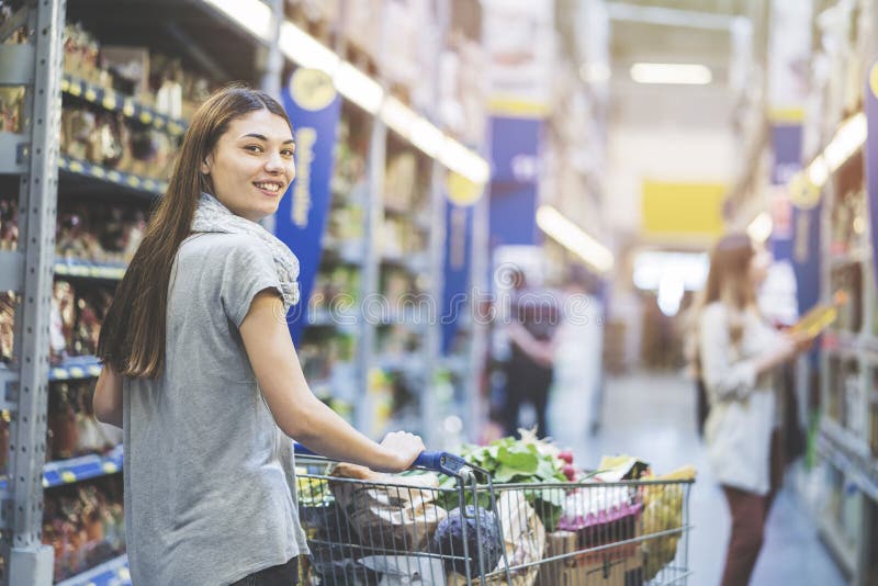 Comprando No Supermercado, Conceito De Compra Foto de Stock - Imagem de ...