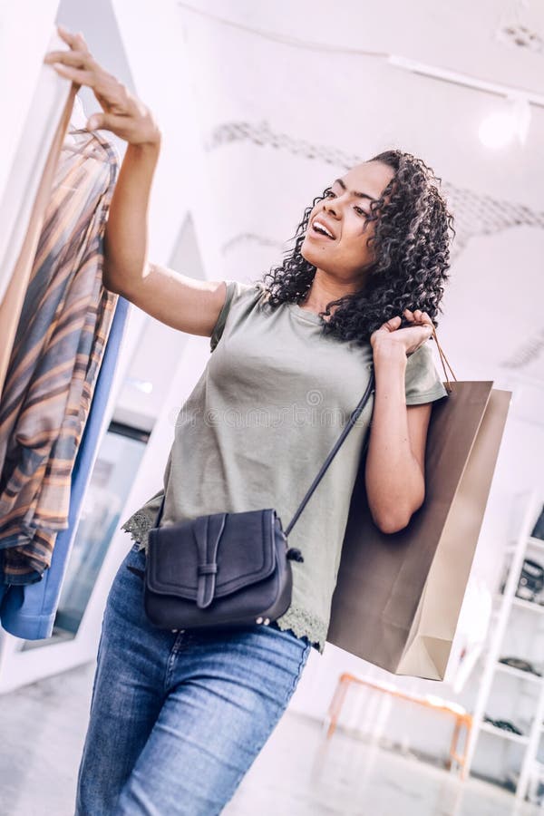 Compras De La Mujer De La Coqueta En Boutique De La Ropa Foto de ...