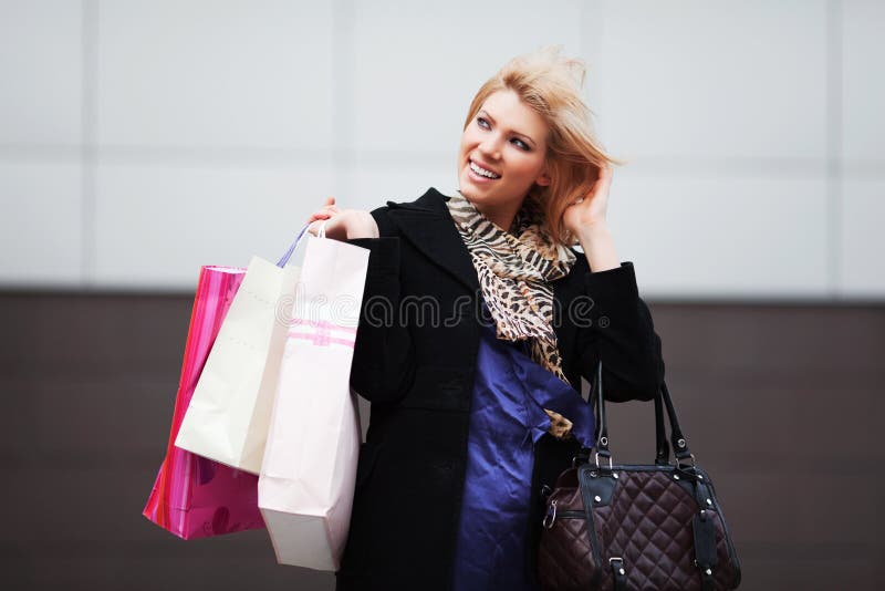 Compras de la mujer joven imagen de archivo. Imagen de atractivo - 18855807