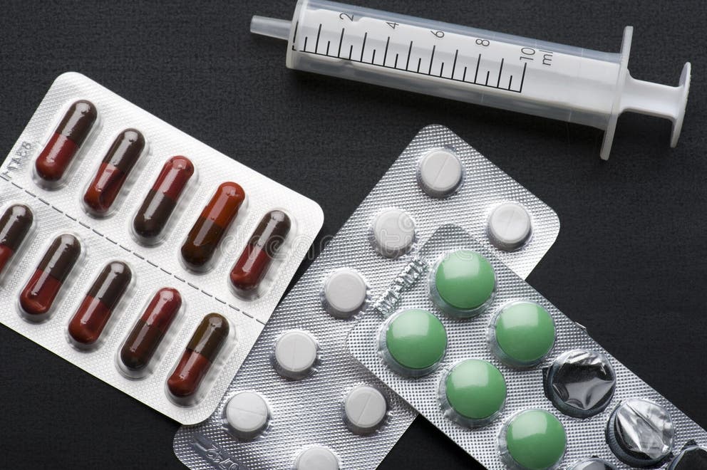 Compressa Medicinale E Siringa Sul Nero Immagine Stock - Immagine di ...