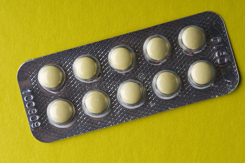 Compressa Medicinale E Siringa Sul Nero Immagine Stock - Immagine di ...