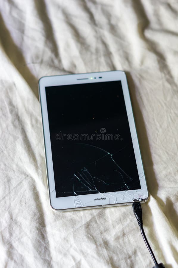 Comprimido huawei roto. fotografía editorial. Imagen de cable - 186622592