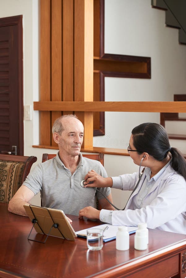 Comprobación De Latido Del Corazón Foto de archivo - Imagen de ...