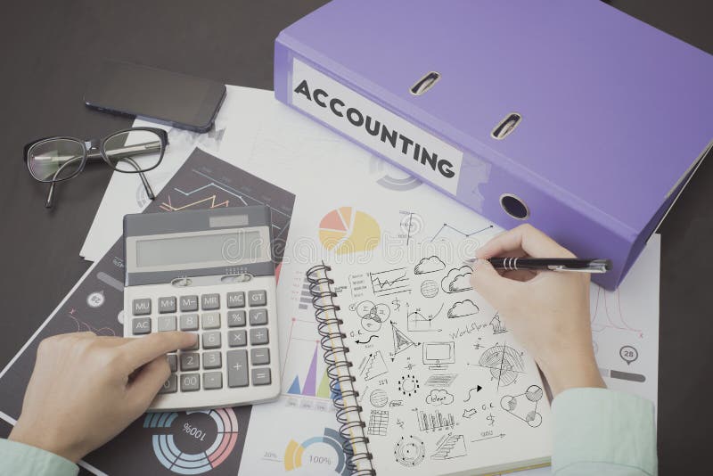 Comptable D'affaires Avec Le Graphique De Document Financier Et La Calculatrice Photo stock ...