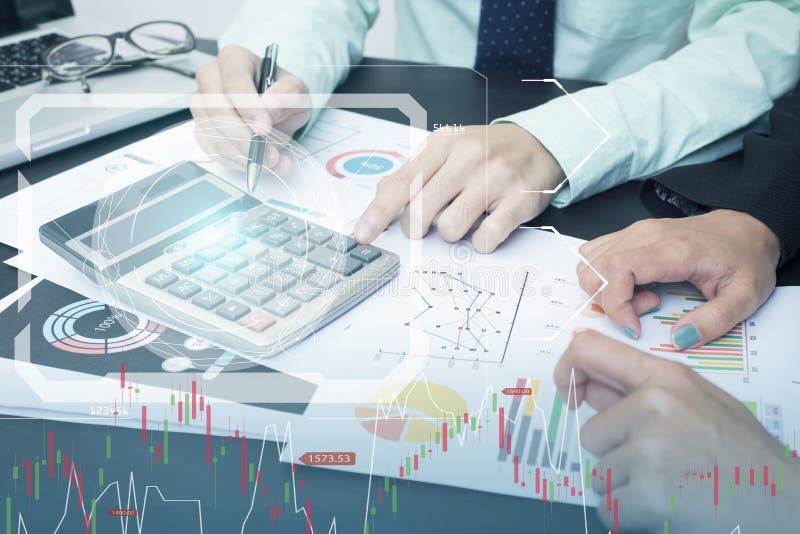 Comptable D'affaires Avec Le Graphique De Document Financier Et La Calculatrice Photo stock ...