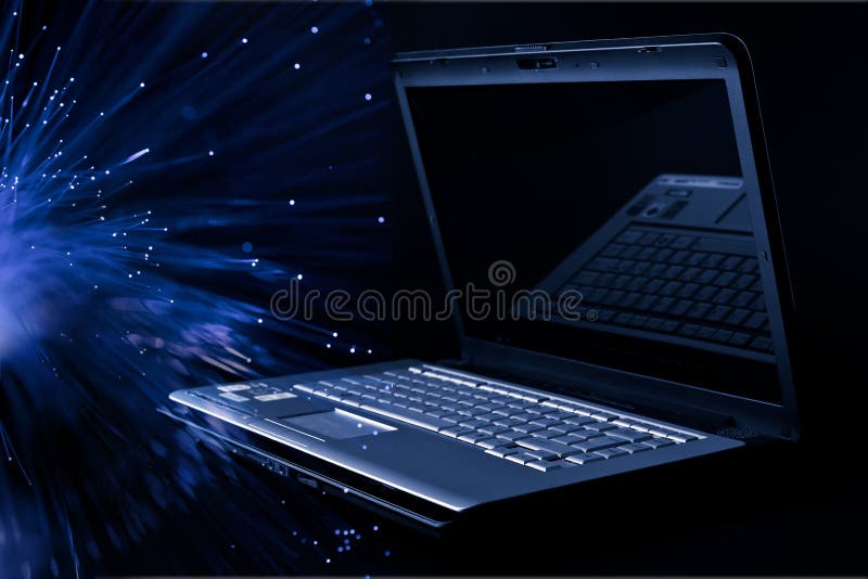 Computadora Portátil Moderna Sobre Fondo Negro Foto de archivo - Imagen ...