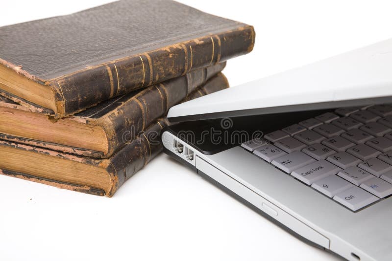 Computadora Portátil Y Libros De Ley Foto de archivo - Imagen de ...