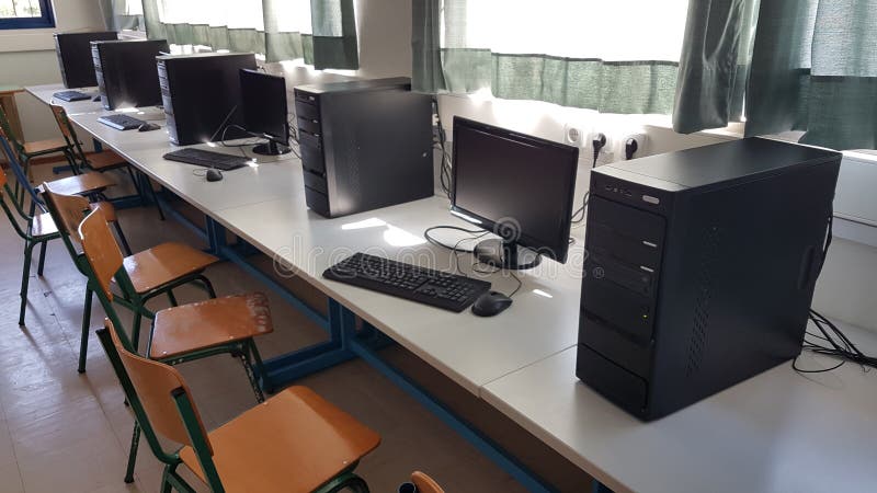 Computadoras De Escritorio En Clase Escolar Foto de archivo - Imagen de ...