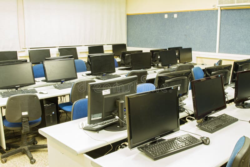 Computadores Na Sala De Aula Na High School Foto de Stock - Imagem de ...