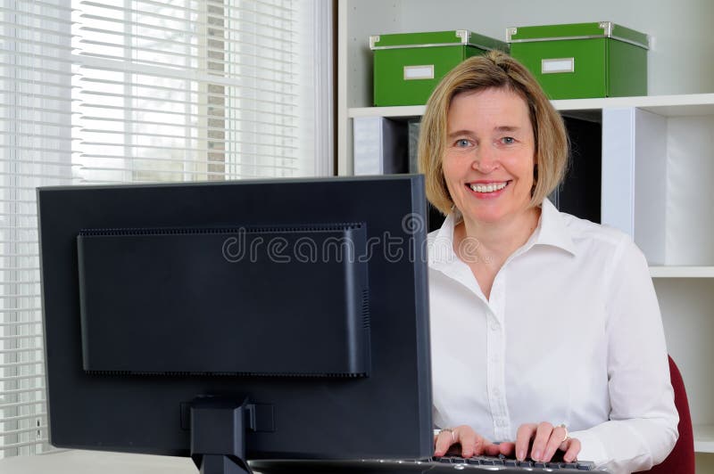 Computer-Arbeit stockbild. Bild von fünfzigern, frau - 20877033