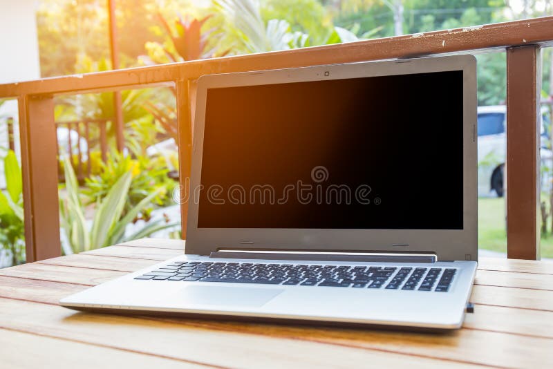 Computer Auf Einem Schreibtisch in Einem Sonnigen Garten Stockbild ...