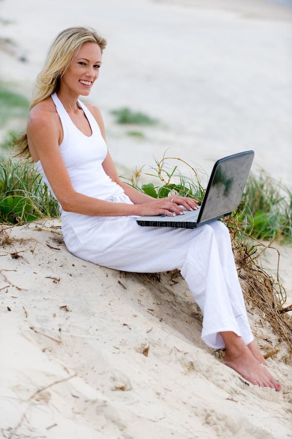 Computer am Strand stockfoto. Bild von person, ferien - 8255940