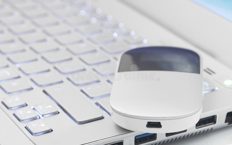 Computer Con La Radio Del Modem 4G Immagine Stock - Immagine di bastone ...