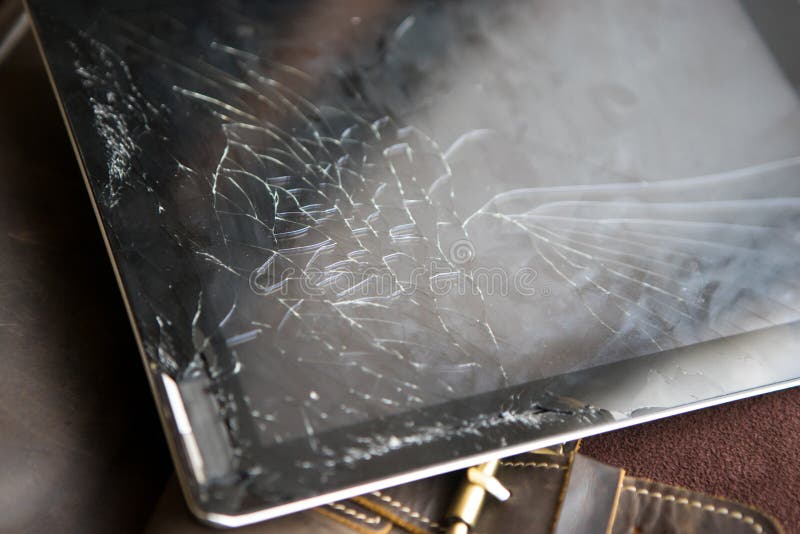 Computer Della Compressa Con Lo Schermo Di Vetro Rotto Immagine Stock ...