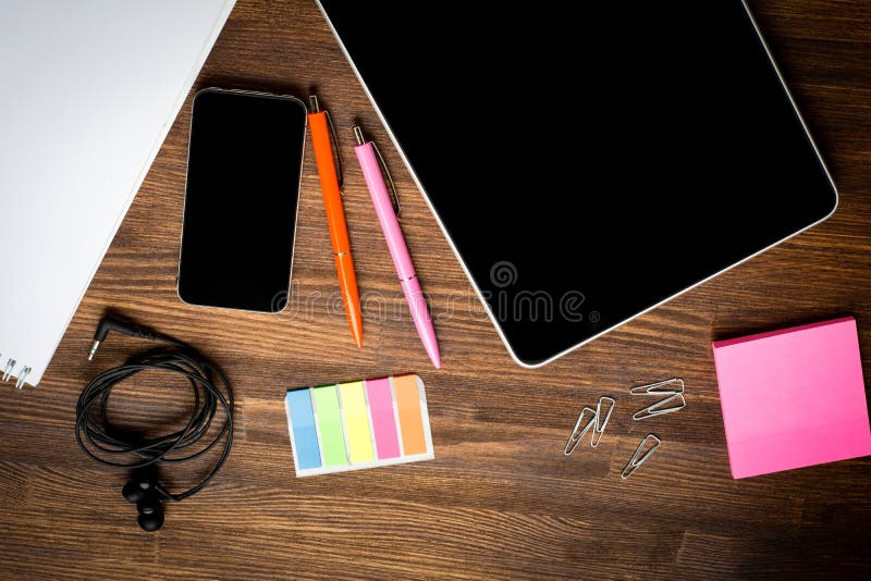 Computer Della Compressa Di Digital Con Carta Per Appunti E La Tazza Di ...