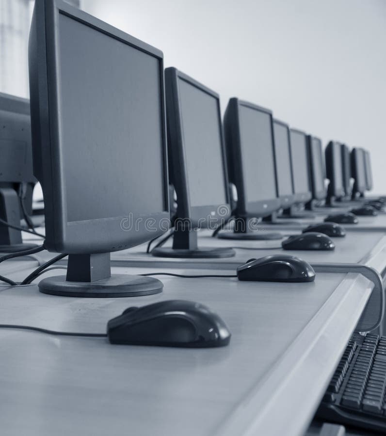 Computer in Der Reihe Im Schuleklassenzimmer Stockfoto - Bild von ...