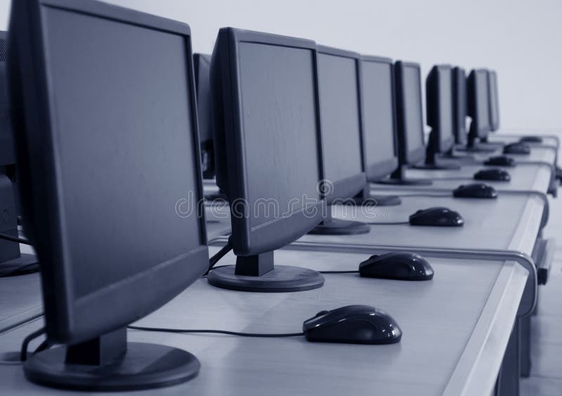 Computer in Der Reihe Im Schuleklassenzimmer Stockfoto - Bild von ...