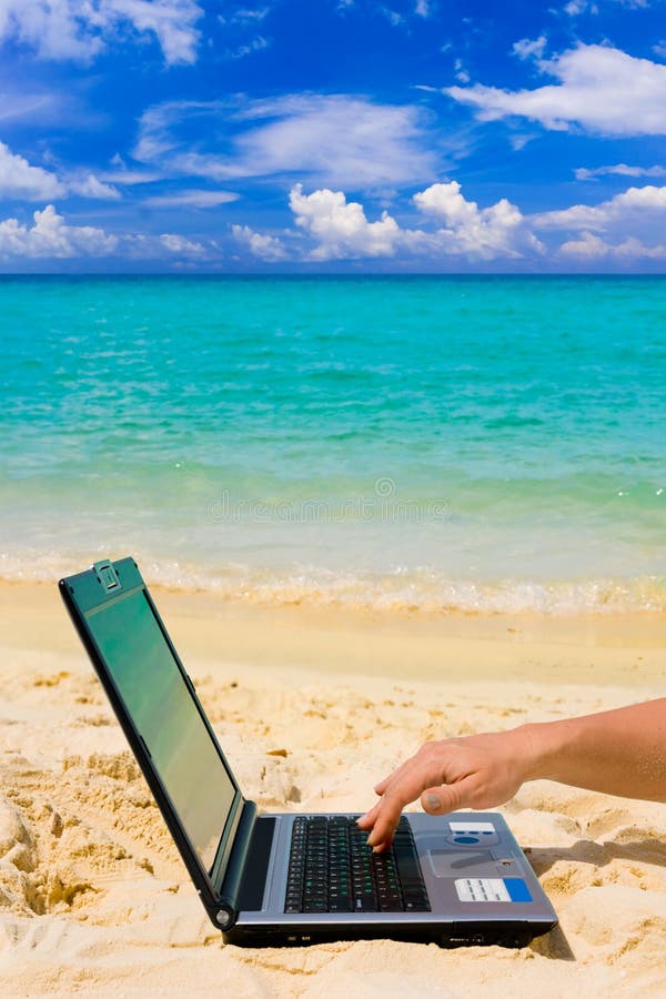 Bureau Op Het Strand, Laptop Stock Afbeelding - Image of drank, blauw ...