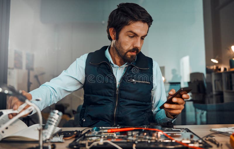 Computer Hardware Repair, Phone and it Worker Watch a Diy Video To Fix ...