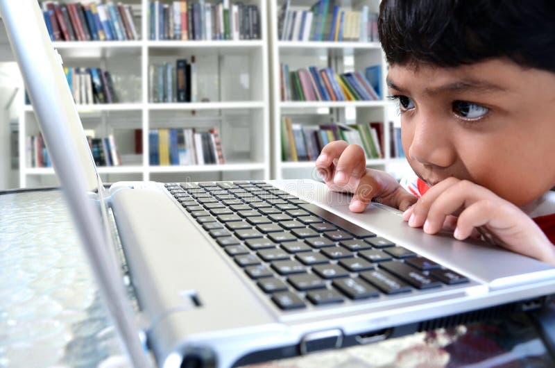 Computer-Kind stockfoto. Bild von ausbildung, lustig - 24052548