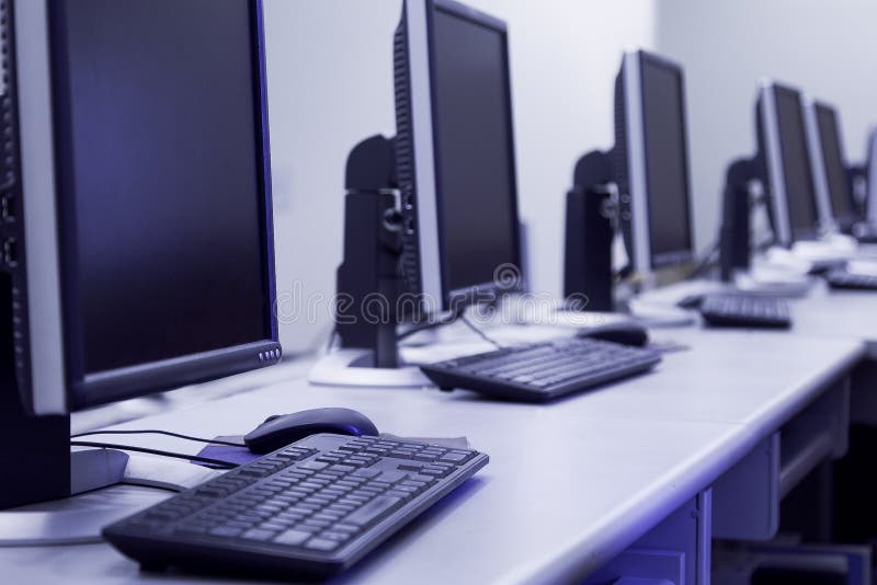 Student, Der Im Computer-Labor Arbeitet Stockbild - Bild von baumuster ...