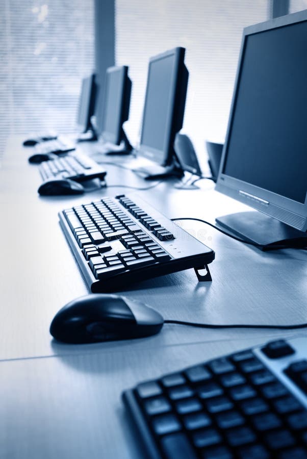 Computer-Labor stockfoto. Bild von horizontal, bildschirmanzeige - 3261988