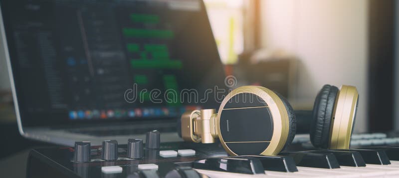 Computer-Musik-Produzent-Home-Studio Stockbild - Bild von elektronisch ...