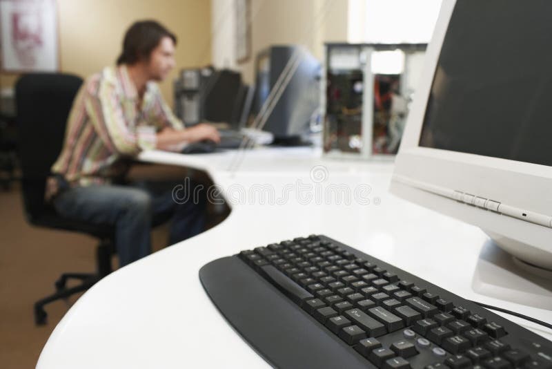 Computer Op Bureau Met De Mens Die Op Achtergrond Werken Stock ...