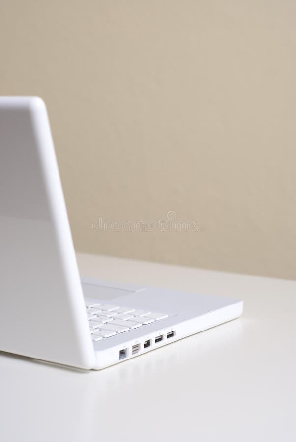 Computer portatile bianco fotografia stock. Immagine di macintosh - 3599884