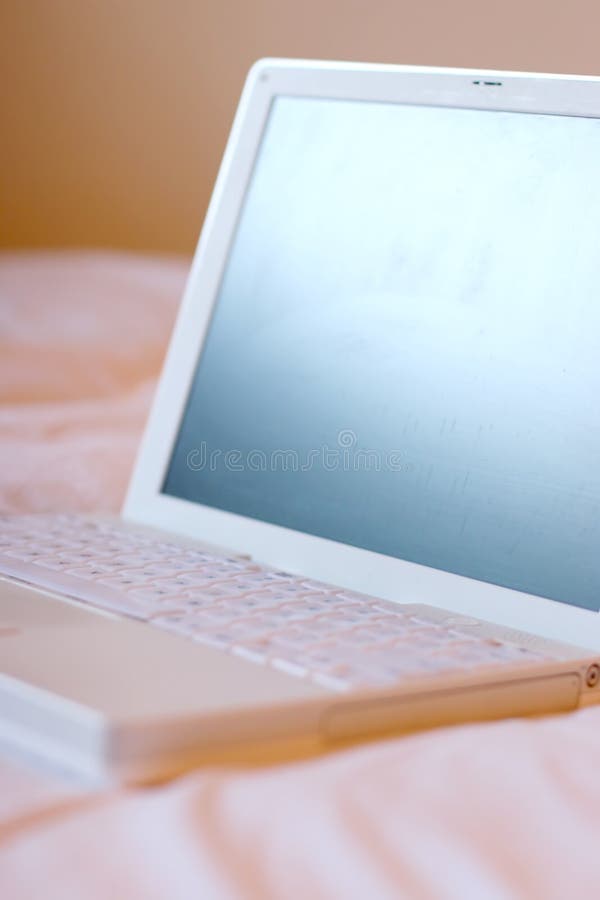 Computer portatile, aperto fotografia stock. Immagine di base - 243294